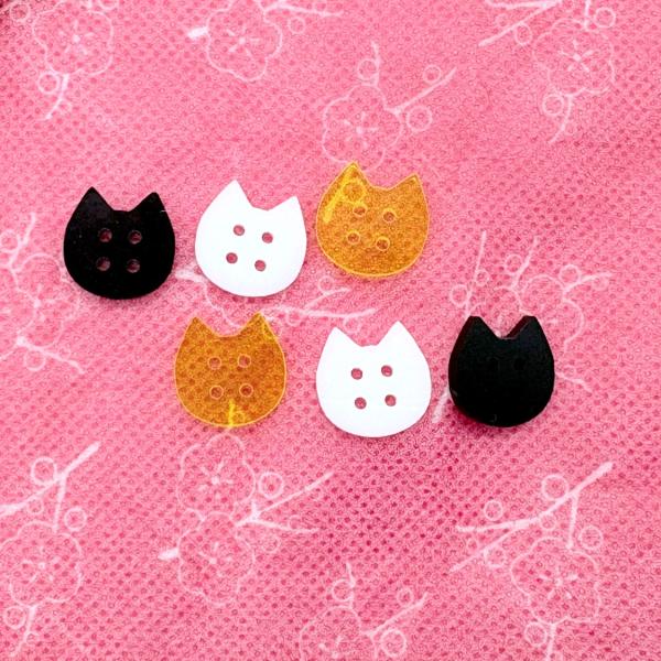 4つ穴ボタン・1袋10粒入り！1粒は約1.5cm×1.5cmほど。アクリル加工の得意なkemuri worksさんが、チャリティーのために可愛いボタンを作ってくれました！猫の顔モチーフボタンはバッグやお帽子のワンポインで付けてもよし、お洋服...