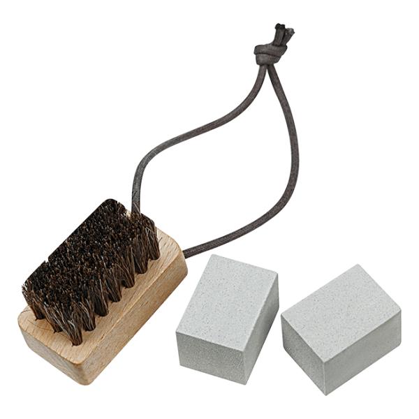 しばらく弾かなかったギターのフレットに、錆びはつきものです。本製品は皮革メンテナンス製品からヒントを得て完成した”消しゴムタイプの粉やすり入りクリーナー”と、指板面の細かなゴミを掃き出す”ブラシ”のセットです。(クリーナー:2個、ブラシ:1...