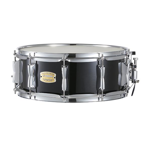 ヤマハ ステージカスタムバーチ 14"×5.5" スネアドラム単品100%オールバーチシェルを使用。ワンピースラグ採用により、強い圧着力でシビアなチューニングにも正確に応えます。