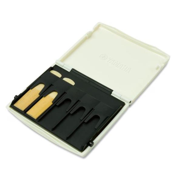 ソプラノ・アルトサクソフォン、アルトクラリネット用、10枚収納可能。色はホワイト。新開発のホルダーでリードをやさしく、しっかりと支えるリードケースです。