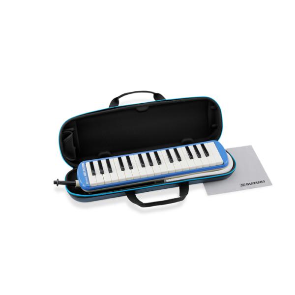 吹く息がそのまま音になるように演奏できるメロディオン。ハードケース比約60％軽量なセミハードケース採用で持ち運びラクラク。さらに反射材を塗布したネームタグ付きで登下校時の安全にも配慮しました。