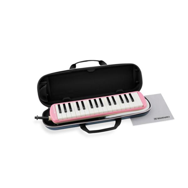 吹く息がそのまま音になるように演奏できるメロディオン。ハードケース比約60％軽量なセミハードケース採用で持ち運びラクラク。さらに反射材を塗布したネームタグ付きで登下校時の安全にも配慮しました。