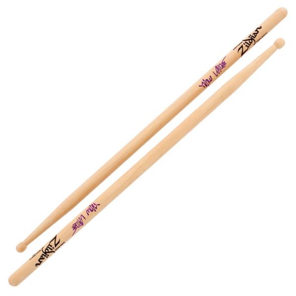 MANU KATCHE ARTIST SERIES DRUMSTICKユニークな逆しずく形のチップにテーパーのついたバットエンド。ショット時のフルトーンを求めたマニュのアイデアを具体化サイズ : 405 x 14mm