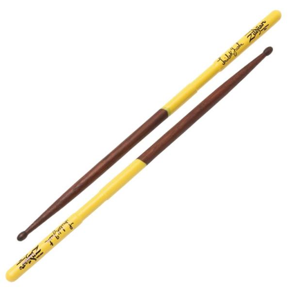 TRILOK GURTU ARTIST SERIES DRUMSTICKユニークなグリップ部分の形状で握りやすいモデル。イエローのDIP加工を施した個性派スティックサイズ : 406 x 14mm