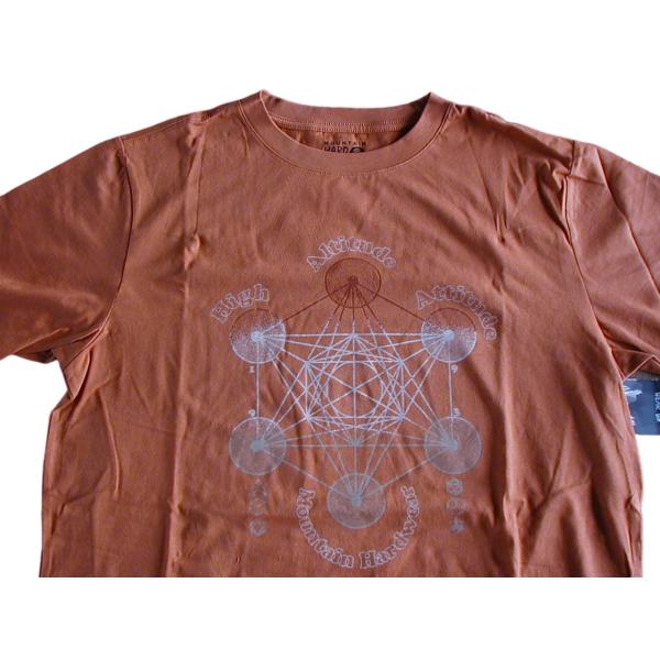 【商品名】マウンテンハードウェア M’s Metatrons Cube〓 Short Sleeve【カラー】Raw Carnelian（859）注)画像の色合いは、撮影条件、ご利用ブラウザー、モニターでも異なる場合がございますので、イメージ...
