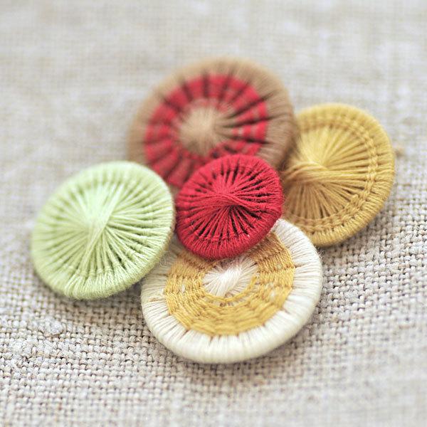 ぐるぐると巻きつけた糸模様がすてきなチェコの糸ボタン。丸いフレーム以外の糸の部分ならどこでも、針ですくって縫い付けることができます。本来はシーツやパジャマなど主に寝具に使うもの。肌にあたっても痛くないようにと平べったい作りです。アクセサリー...