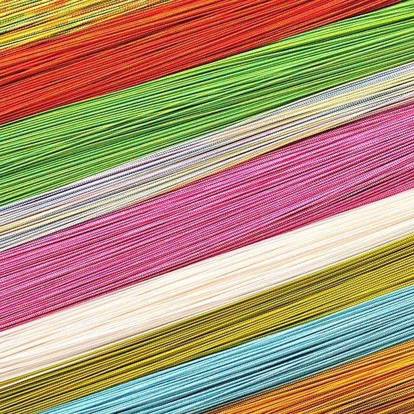 店主が仕事の素材として使っている水引は数百色。もともと贈り物などに結ぶ物ですから、リボン代わりに使っていただくのもいいと思います。水引の長さは3尺（約90センチ）、芯は和紙のこよりでできています。あけぼのは張りと光沢のある水引に糸が巻かれた...