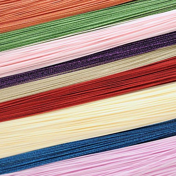 店主が仕事の素材として使っている水引は数百色。もともと贈り物などに結ぶ物ですから、リボン代わりに使っていただくのもいいと思います。水引の長さは3尺（約90センチ）、芯は和紙のこよりでできています。ラメのような光沢のある素材が混じった糸で巻か...