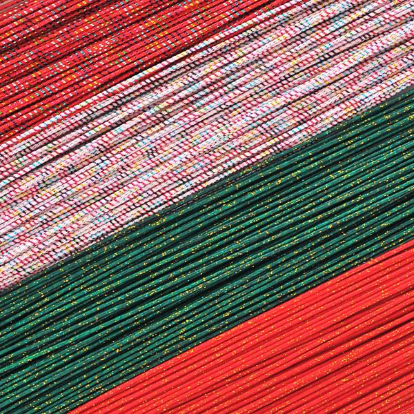 店主が仕事の素材として使っている水引は数百色。もともと贈り物などに結ぶ物ですから、リボン代わりに使っていただくのもいいと思います。水引の長さは3尺（約90センチ）、芯は和紙のこよりでできています。水引のなかでは比較的細めの素材で、少し張りが...