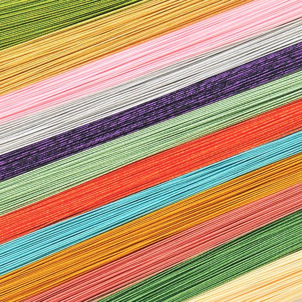 店主が仕事の素材として使っている水引は数百色。もともと贈り物などに結ぶ物ですから、リボン代わりに使っていただくのもいいと思います。水引の長さは3尺（約90センチ）、芯は和紙のこよりでできています。水引のなかでは比較的細めの素材で、少し張りが...