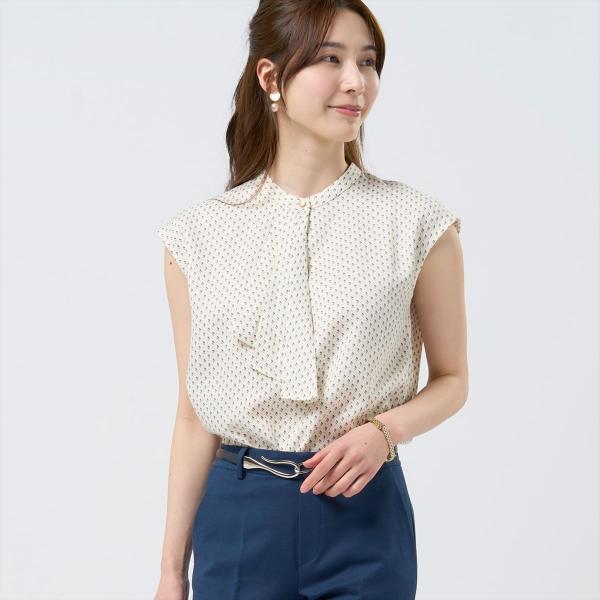 【発売日：2025年05月20日】普段使い、オフィスカジュアルに使いやすく着回しやすいブラウス。シワになりにくく、扱いやすくヘビロテで使いやすいアイテムです。【ジョーゼットラッフルブラウス】肩から腕のラインがきれいに見えるフレンチ袖にジョー...