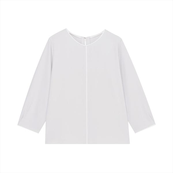 【発売日：2026年02月10日】普段使い、オフィスカジュアルに使いやすく着回しやすいブラウス。シワになりにくく、扱いやすくヘビロテで使いやすいアイテムです。【ストレッチジョーゼット  配色クルーネックブラウス】ふんわりとした印象のジョーゼ...