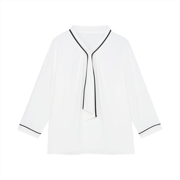 【発売日：2026年02月10日】普段使い、オフィスカジュアルに使いやすく着回しやすいブラウス。シワになりにくく、扱いやすくヘビロテで使いやすいアイテムです。【ストレッチジョーゼット 　2WAY 配色ボウタイブラウス】ふんわりとした印象のジ...