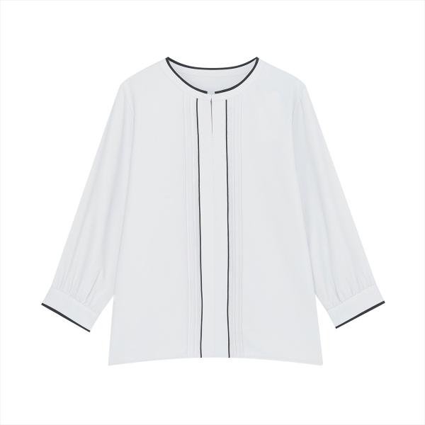 【発売日：2026年02月10日】普段使い、オフィスカジュアルに使いやすく着回しやすいブラウス。シワになりにくく、扱いやすくヘビロテで使いやすいアイテムです。【ストレッチジョーゼット  配色クルーネック タックブラウス】ふんわりとした印象の...