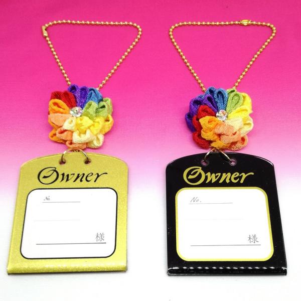 伝統工芸品「江戸つまみかんざし」の技法を使用した飾りをあしらったお洒落なボトルタグです。カード交換式（交換用カード２枚付）なので長くご使用いただけます。職人さんの手により一つ一つ丁寧に作られています。男女兼用。老若男女お使いいただけます。ボ...