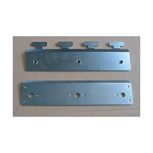 ●20cm巾用のスチール製ハンガーです。●重量：約180g●シートに穴をあけ、2枚1セットのハンガーでシートを　 はさみこんでネジ止め固定します。==============・金具だけご注文の場合…送料1,500円・Cグループのビニールカー...