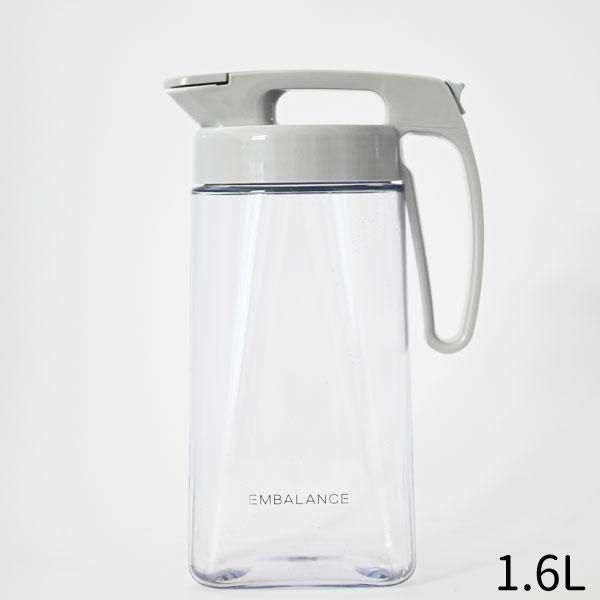 レバーの上下でフタが開閉できます。フタとパッキンが一体化したお手入れカンタン・清潔なパッキン一体型タテヨコピッチャーです。お水・お茶・コーヒー・ジュース・出汁などにご利用ください。※塩素等の除去作用はございません。本体の口が広くて洗いやすく...