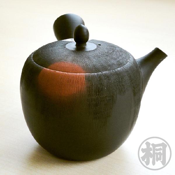 「還元 曙」は漆黒の夜に昇る朝陽のような朱色がおしゃれな急須。櫛目模様が刻まれており、手触りもお楽しみいただけます。【網付急須ばかりになってしまったとお思いのお客様へ】茶葉の個性を正直に伝える急須。長年の相棒になること間違いなしです！「今日...