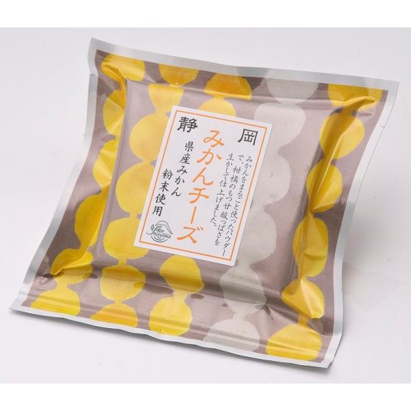 「静岡茶チーズ」の姉妹品として開発しました。みかんの原料は、三ケ日みかんを丸ごと粉末にしたパウダーを練り込みました。製造終盤に粉糖を添加することで、口当たりの好いスイーツのような食感を醸し出します。栄養成分表示（100ｇあたり推定値）エネル...