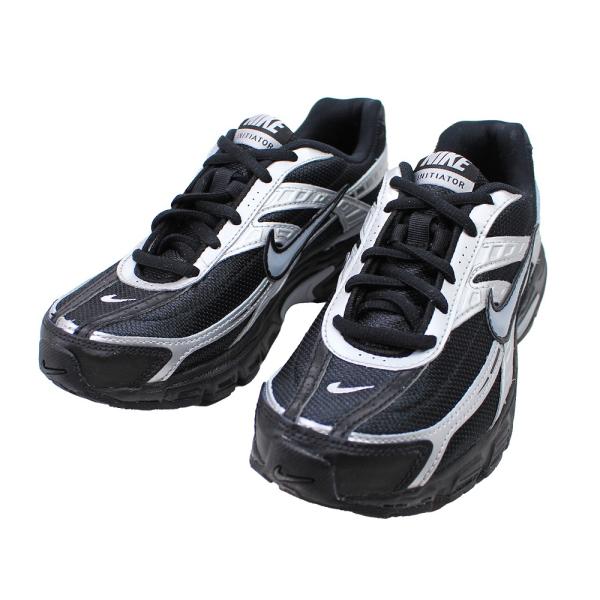 　NIKE（ナイキ）イニシエーターは、長距離ランから日常使いまで快適にサポートするレディーススニーカー。通気性とクッション性を兼ね備えた設計で、軽やかで安定感のある履き心地を実現します。シンプルで洗練されたブラックとグレーの配色は、スポーテ...