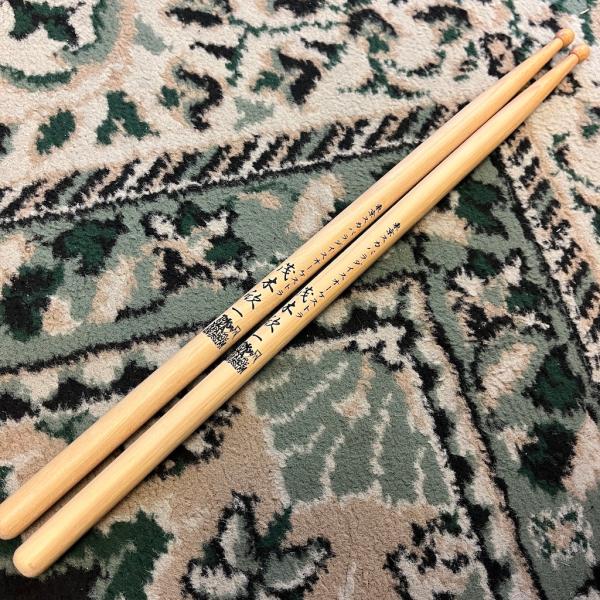 （アウトレット特価）長期展示品につきアウトレット特価！若干の汚れや擦れがある場合がございます。東京スカパラダイスオーケストラの茂木欣一のモデル。やや細めのグリップ径に、左手でハイハットを叩く事に由来する短いスティック長により、あの歌心あふれ...