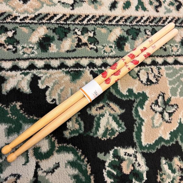 （アウトレット特価）長期展示品につきアウトレット特価！若干の汚れや擦れがある場合がございます。真矢モデルドラムのパワーとシンバルの表情豊かな音色を引き出す、使いやすさ抜群のオールマイティなモデル。クリア・ラッカー（グリップ部クリアマット）仕...