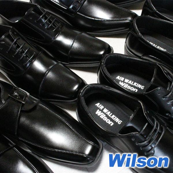 Wilson（ウィルソン）の多機能ビジネスシューズ。お手頃価格の多機能ビジネスシューズ。軽量で幅広ユッタリ設計です。低反発インソール採用で履き心地も抜群。抜群の屈曲性と滑りにくいソールで濡れた路面でも安心。3E 幅広 スワールモカ ローファ...