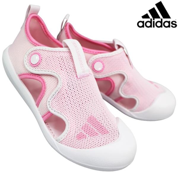 【アディダス adidas】キッズサンダル。公園を走り回ったり、プールで水しぶきを上げたり、キッズが思う存分楽しめるようデザインされたウォーターシューズ。乾くのが早い通気性のあるメッシュアッパーに、足裏をソフトな感触で支えるクッション性のあ...