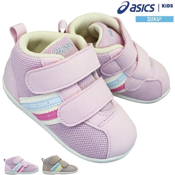 【アシックス asics】歩きはじめから約３カ月間の赤ちゃん向けに展開する「FIRST」シリーズのキッズシューズ。つま先を大きく巻き上げる形状でつまずきにくくし、スムーズな歩行をサポートします。さらに靴底全体のエッジを丸くすることで、ぐらつ...