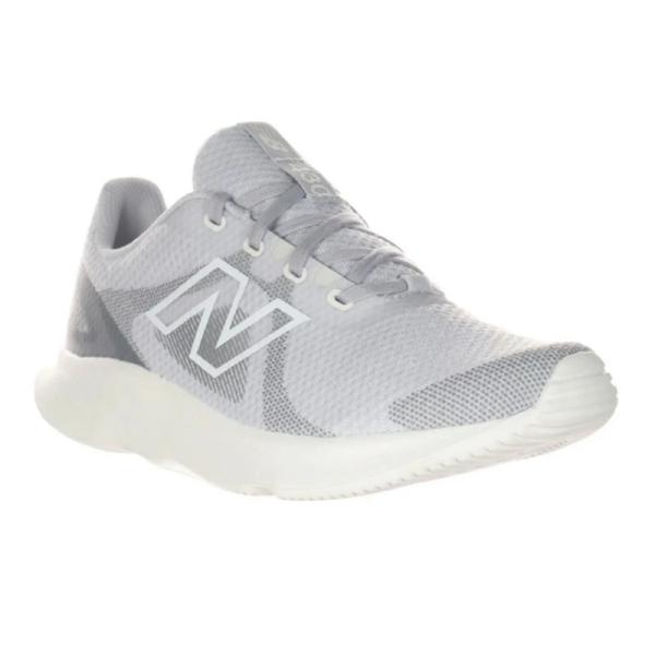 ジョギング、ウォーキングから普段履きまで幅広く活躍するコンフォートランニングモデル「430」が、より軽くワイドなv4にアップデート。v3より幅広のワイドラストを採用し、軽さを実現。アッパーは一体化したサポートパーツによるフィット感はそのまま...