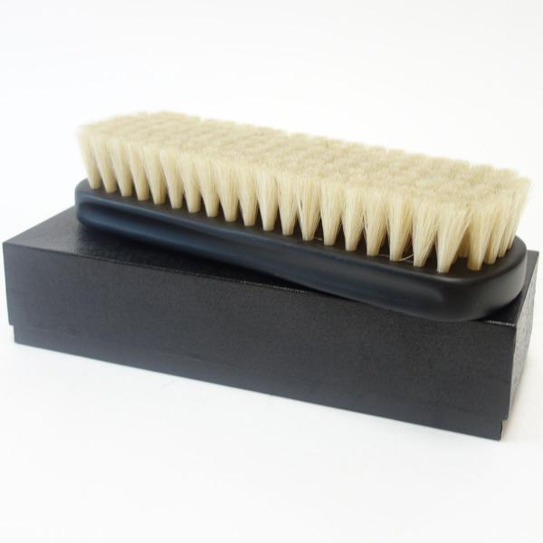 Boot Black《ブートブラック》　靴がその存在感を主張し始めた昨今、お客様一人一人の　ご要望を具体化し、オリジナルな靴を作り上げるために活　動しているトップシャイニストの独自の判断基準を採用し、      「磨きのプロ達」が創りあげた...