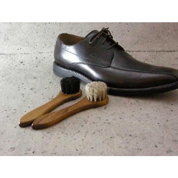 ☆☆☆新商品☆☆☆ドイツ製　靴ブラシ・・・ジャーマンブラシ細かいところのお手入れに便利なハンドルブラシ【寸法】　長さ：15cm　幅：3.5cm　木の厚み：1.0cm　毛の長さ：2.2cm【特長】●手に馴染む本格的シューズブラシ。●良質の馬毛...