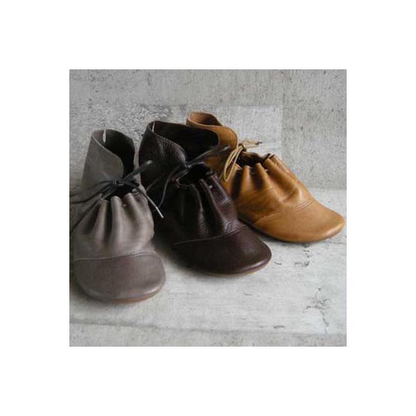 少しでも自然に包まれた様なスローなライフスタイルでありたい。Lahellaは、そんな女性の為に生まれました。【特長】素材：天然皮革：牛革（ウェーブナッパー）この素材は皮本来の風合いを生かすため最低限度の表面加工しか施しておりません。それは化...