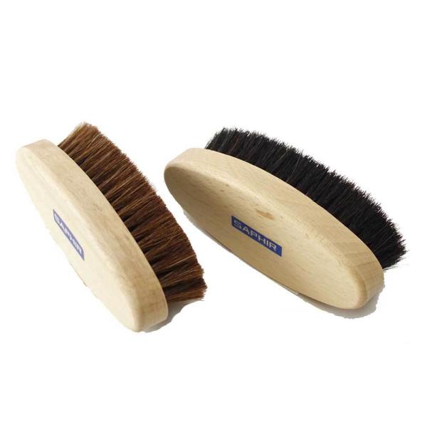 【特長】馬毛を使用したシューケアブラシです。柔らかな質の馬毛ブラシは均一に埃を取り払うのに適しており、ブラッシングで靴に美しいツヤを出すこともできます。手に持ちやすいサイズのブラシです。仕上げのブラッシングに使用すると便利です。色移りを防ぐ...