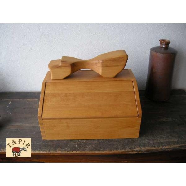 天然素材だけを使ったドイツ生まれの皮革用ケア用品天然木で作った道具箱です。本体のみで中身は付属しません。フタが羽のように開くデザインで、中に小さな仕切りがついています。箱の取っ手は靴を磨く時にかかとが引っかかるようになっています。原材料：ブ...