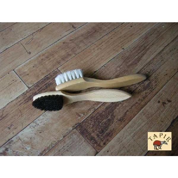 天然素材だけを使ったドイツ生まれの皮革用ケア用品持ち手も握りやすい形をしています。細かいところの汚れ落としに。また、クリームをつけたりするのにも便利です。原材料：ブナ、馬毛種類：ハンドルブラシ寸法：長さ（18cm）生産国：ドイツカラー：白、黒