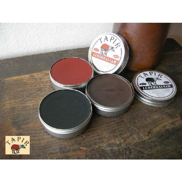 天然素材だけを使ったドイツ生まれの皮革用ケアワックス革に栄養を与えるクリームです。少量を伸ばした後、マッサージします。柑橘系の香り。表革用。原材料：ミツロウ、シュガーケーンワックス、シェラックワックス、　キャンデリラワックス、カルナバワック...