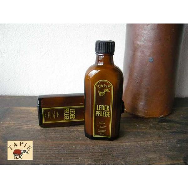 天然素材だけを使ったドイツ生まれの皮革用ケア用品大切な皮革製品にとくにお勧めしたい乳液タイプのワックスです。ほとんどすべての表革製品に使えます。奥まで浸透するワックスだけでなく、艶が出るワックスも配合されていますので、これひとつで充分なケア...