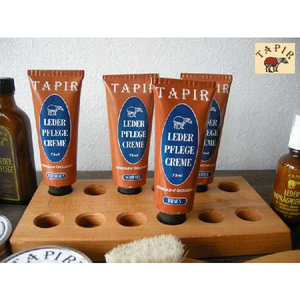 天然素材だけを使ったドイツ生まれの皮革用ケアワックス革に浸透しながら美しい艶の出る靴クリームです。使い方も簡単で少量でよくのびて経済的です。柑橘系の香りがします。表革用。原材料：カルナバロウ、ミツロウ、ひまわり脂肪酸、　バルサムテレピンオイ...