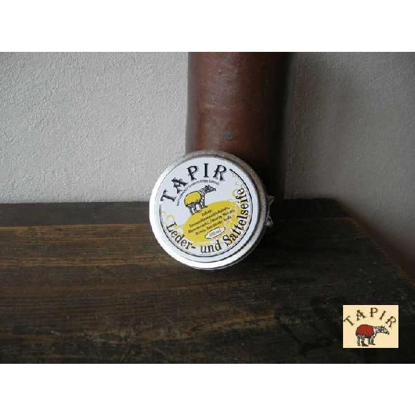 天然素材だけを使ったドイツ生まれの皮革用ケア用品革製の靴をはじめ、家具やかばん、衣服のひどい汚れに使います。合成皮革にも使えます。※スウェードやヌバックなどの裏革や起毛素材には適しません。原材料：ひまわり油脂肪酸、ミツロウ、シュガーケーンワ...