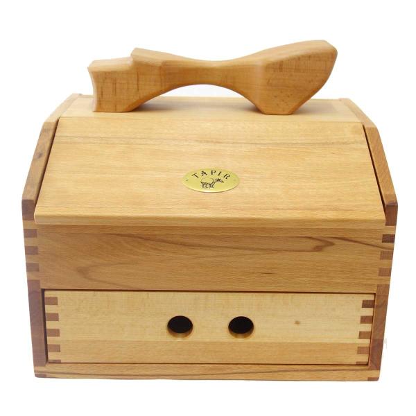 天然素材だけを使ったドイツ生まれの皮革用ケア用品天然木で作った道具箱です。本体のみで中身は付属しません。フタが羽のように開くデザインで、中に小さな仕切りがついています。箱の取っ手は靴を磨く時にかかとが引っかかるようになっています。引き出し付...