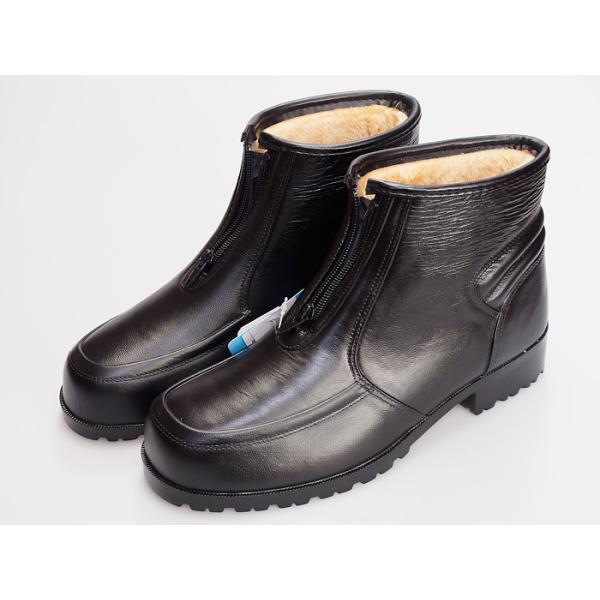 マルソウの防水防寒ブーツです。内側はふかふかのボア入りで冬にぴったりの1足です。ファスナーが付いているので、脱ぎ履きが簡単に出来ます。アッパーは水に強い合成皮革です。スラッシュ製法でソールの剥がれにも強いので、耐久性もあります。幅は2E程度...