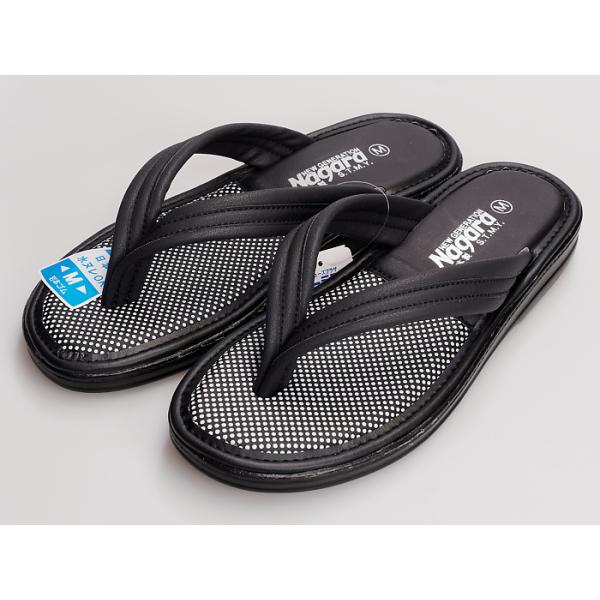 岩本ゴムのカリプソサンダルです。全ての素材にこだわり国内で製造しました。前足部のポツポツとした小さな粒が汗によるべたつきを軽減します。健康サンダルのような足を刺激するようなものではなく、ごく自然な足当たりです。鼻緒は水濡れに強い合成皮革です...