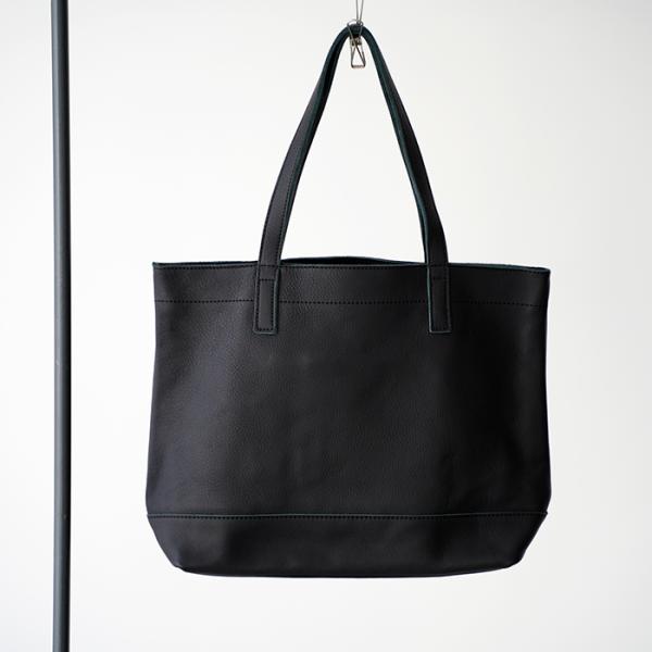 ブランド：CLASKA "DO" (クラスカ ドー)生産国：日本品番：Sac noir 21110336素材：牛革裏地：綿 100％色：ブラックサイズ：縦30cm×横39cm×底マチ10cm、持ち手の長さ49cm、重量 約500gCLASK...