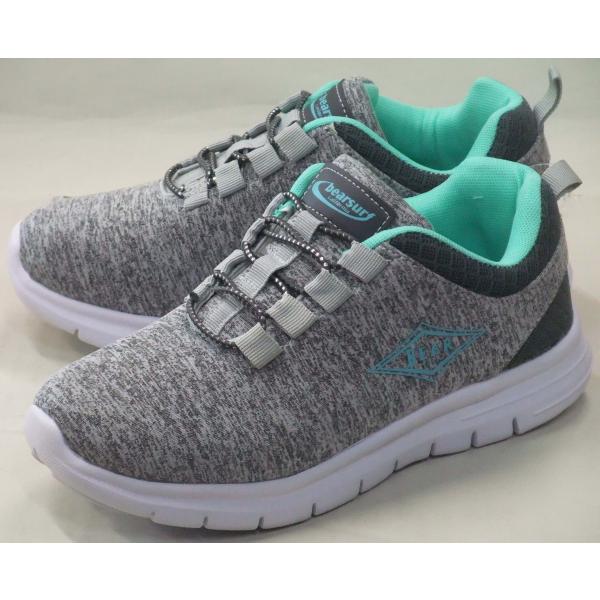 アッパーにスウェット素材を使用した軽量スニーカーです。シューレースは解ける心配のないゴム紐を使用し、スリッポンのようにサッと履け足の動きに合わせてフィットします。屈曲性に優れた厚めのソールは足への負担を軽減し長時間の使用でも疲れにくい作りで...