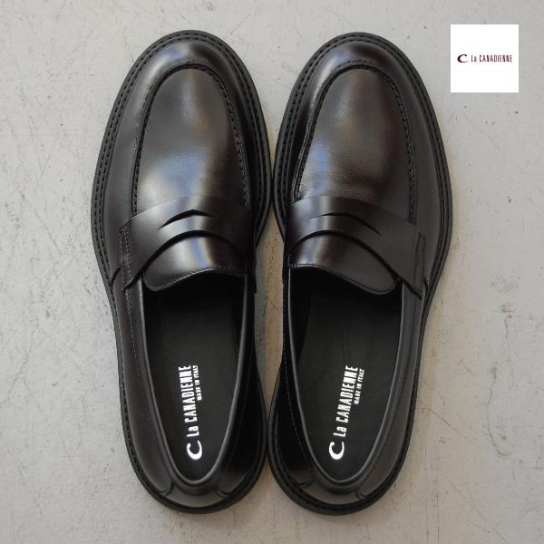 LA CANADIENNE (ラ カナディアン) の ペニーローファー です。カナダのフットウェアブランドで、主にイタリアで生産されています。クラシカルでシンプルな、ペニーローファー。ブラックレザーのアッパーです。少しボリュームのある厚底の...