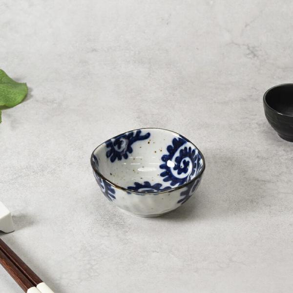 商品説明大胆な太めのタコ唐草模様の小鉢。和え物・サラダ、お漬物にぴったり。商品詳細サイズ／口径9×高さ4cm重さ／約105g容量／約130cc(満水)素材／磁器質感／つややか生産地／日本(美濃焼)電子レンジ・食洗機可オーブン・直火不可※サイ...