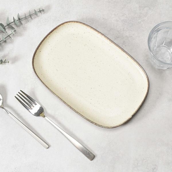 商品説明ナチュラルな色合いと丸みのあるフォルムが食卓に馴染むプレート。サラダや前菜の盛り皿としてはもちろん、大きめの取り皿や朝食プレートにもぴったり。商品詳細サイズ／24×16×2.3cm重さ／約435g素材／磁器質感／マット(ラップはつき...