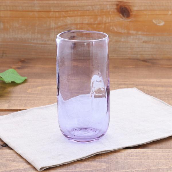 商品説明手吹きの手作り感が味わい深く、ブルーのさわやかな印象のガラス製グラス。ビアグラス・ジュースやお水のコップにぴったりなデザインです。430ccの大容量でたっぷり飲みたい方におすすめ。普段使い・おもてなし食器・業務用食器など様々なシーン...