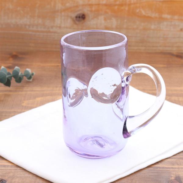 商品説明手吹きの手作り感が味わい深い、ガラス製ジョッキ。普段使いはもちろん、業務用食器としてもおすすめです。商品詳細サイズ／口径7.2×高さ12.5cm重さ／約310g容量／約350cc（満水）素材／ソーダガラス質感／つややか生産地／中国※...